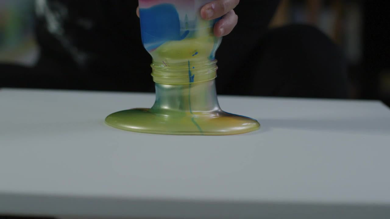 DRIP POUR WITH BASICS AND IRIDESCENT POURING MEDIUM – Liquitex UK